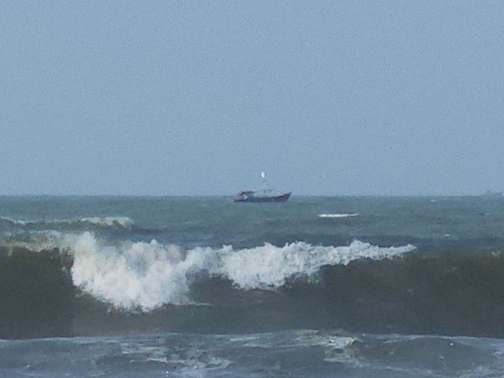 Signal number 3 at Mangrol port, fishermen strictly advised not to go ...