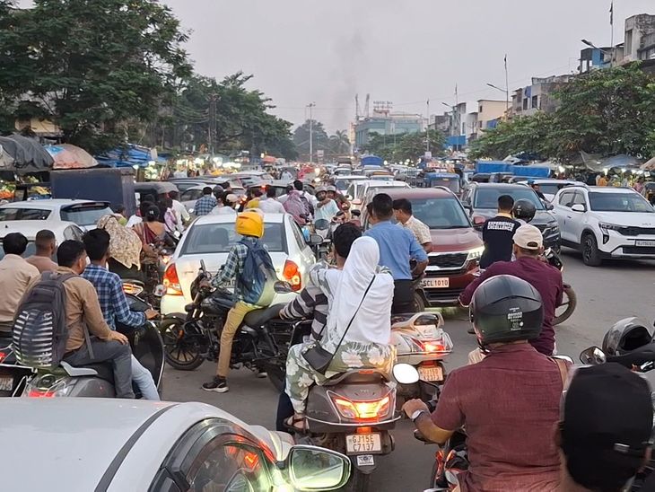 Huge crowd of customers in Vapi market on Dhanteras evening