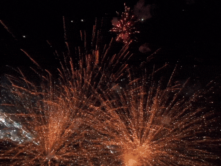 RMC organized a grand fireworks display, thousands of people watched ...