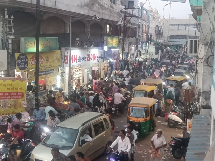 Huge crowd of customers in markets for Diwali shopping in Kalol