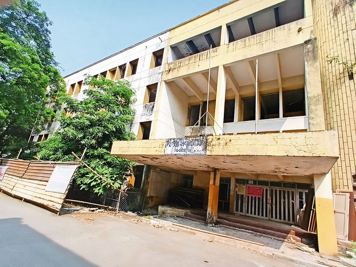 Many government offices will be bustling in a modern multi-storey ...