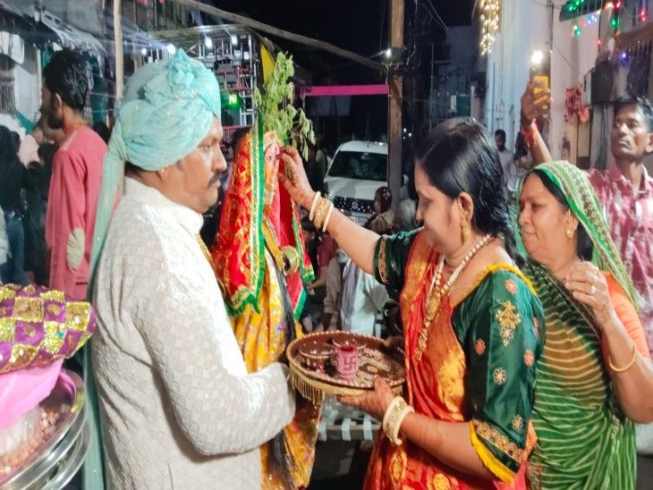 A grand phuleku was organized by the Vadva Talpada Koli caste on the ...