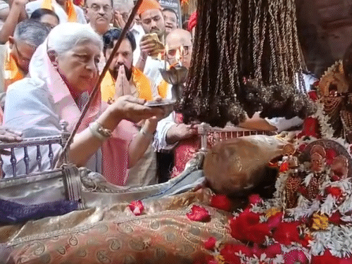 The Queen Mother performed the puja and aarti.