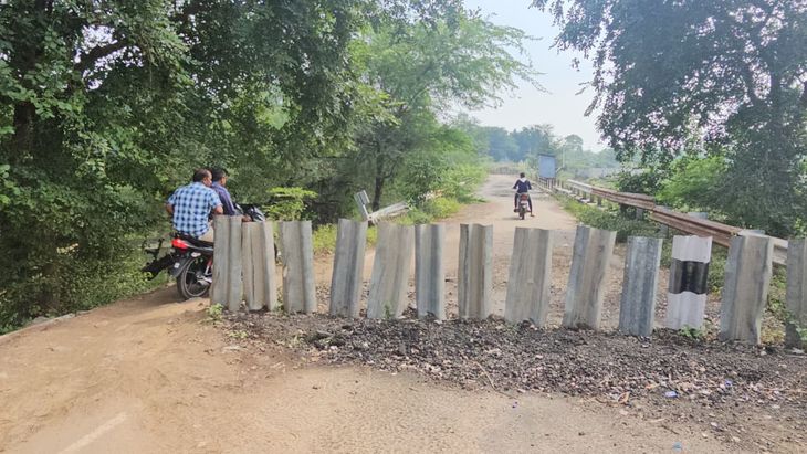 Dangerous movement of more than 1,000 vehicles daily on the dilapidated ...