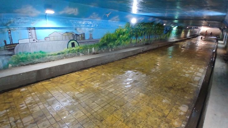 One and a half feet of water from the box gap in the pedestrian area of ...