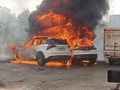Massive fire breaks out in Creta and XUV700 cars