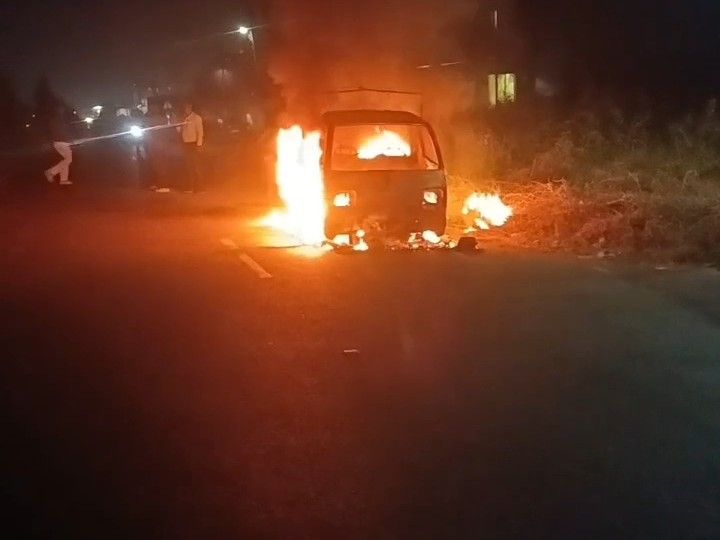 Fire breaks out in vegetable van at Maroli market in Navsari