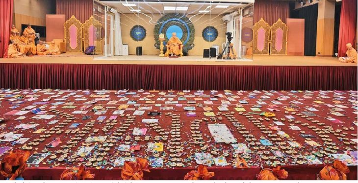 Devotees placed 5000 welcome cards at the feet of Mahant Swami | ભાસ્કર ...