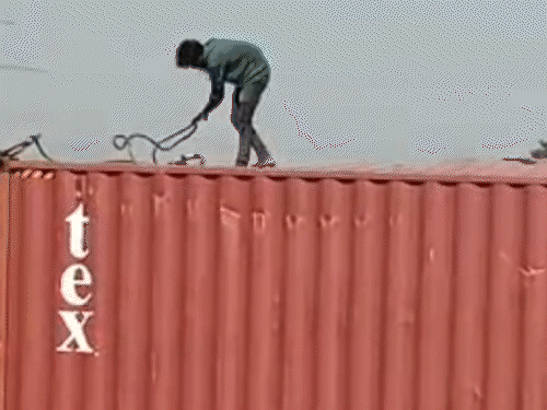 Container falls off trailer on Vapi highway
