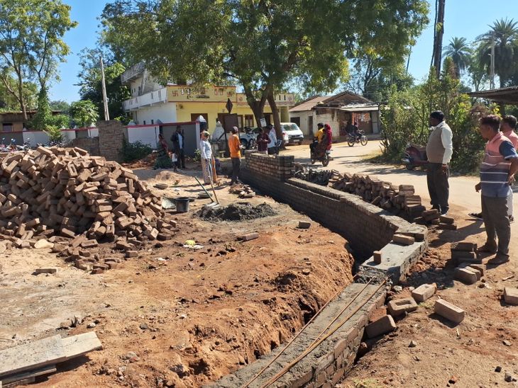Allegations of corruption in Pavi Jetpur school compound wall work