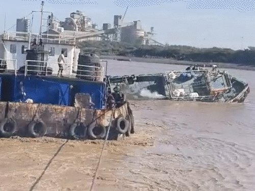 Surat Magdalla Coast Coal Boat Capsizes; Five Laborers Rescued VIDEOS
