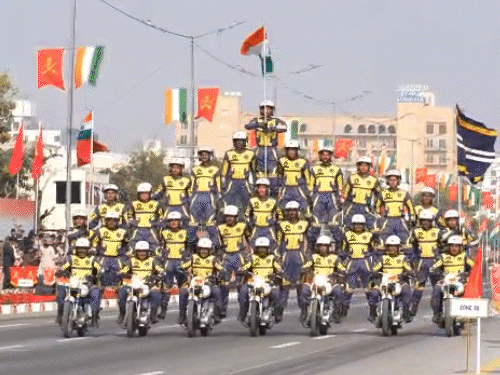 27 jawans on bikes formed a human pyramid in Jaipur