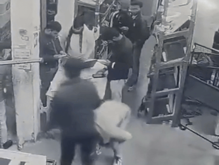 Delivery boy took perfume from the shop and sprayed it on himself