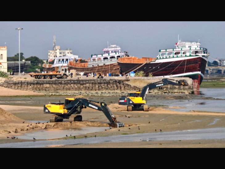 Mandvi port sinking without dredging