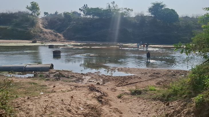 The bridge on the Uchch river, which was to be completed in 11 months ...