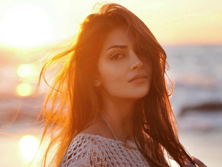 Yesha Sagar: WPL Mystery Anchor Gains Fan Following with Style & Screen ...