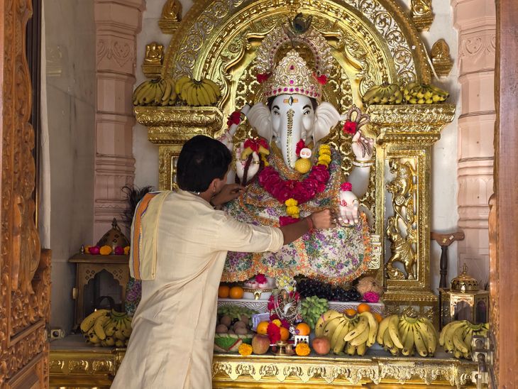 Himmatnagar Ganpati Dadas Special Fruit Decoration for Sankat Chauth