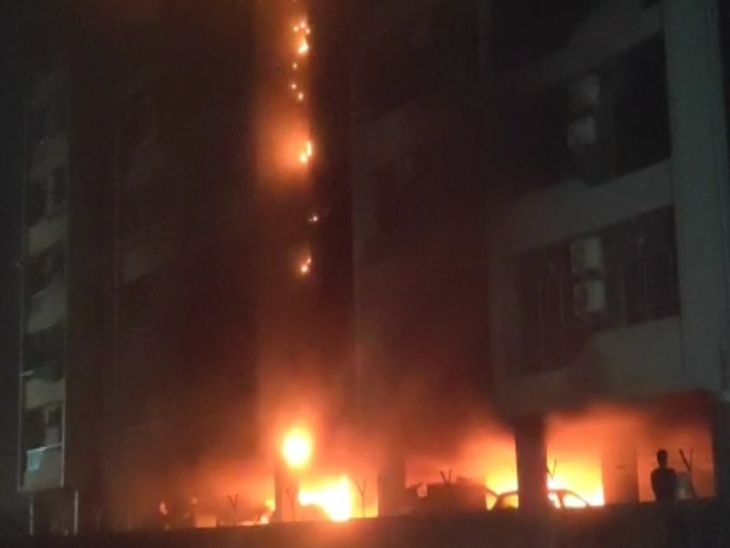Vadodara VR One Fire: Meter Board Short Circuit Ignites Blaze; Vehicles ...