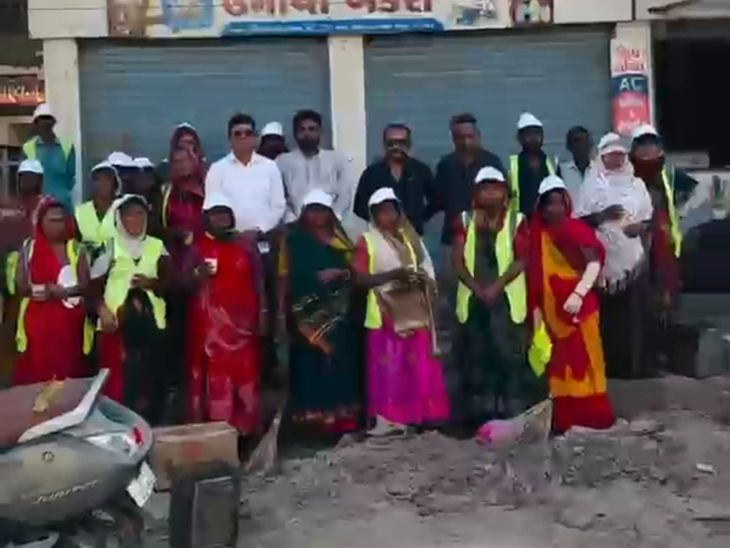 Surendranagar Corporator Honors Safai Karmacharis with Caps & Lassi