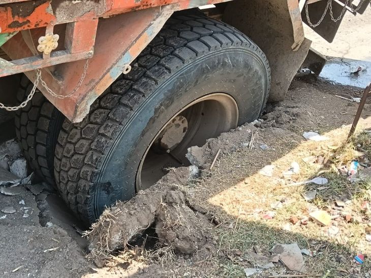 Umreth-Dakor Road Accident Near MGVCL Office; Tyre Stuck in Gutter Box