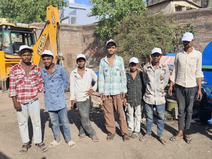 Maruti Technoproject & Higher Ghen Hope Foundation Distribute Chappals ...