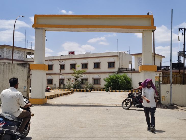 The main gate of Dabhoi railway station has become a danger zone, an ...