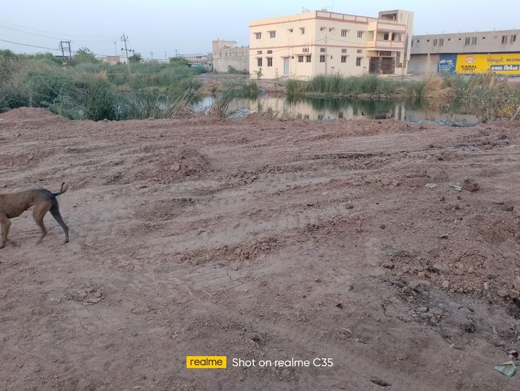 Lakhtar Kapudi pond, pushing clay nails, presentation