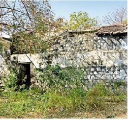 Dilapidated condition of staff quarters including TDO of Valabhipur ...
