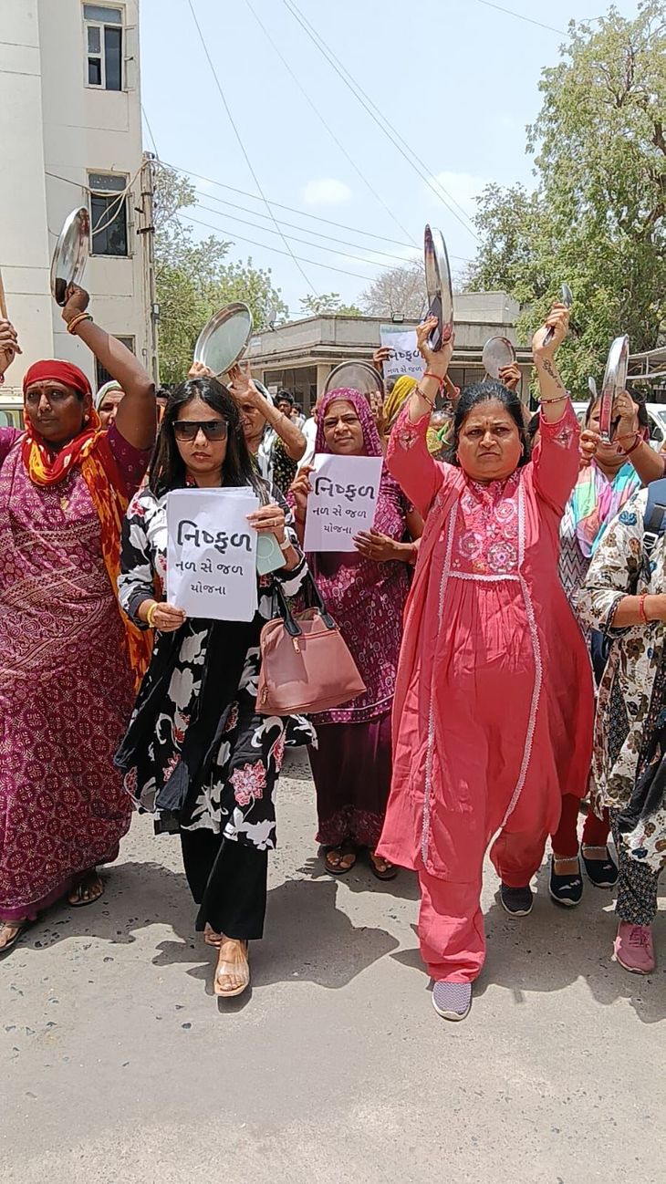 Kasalpura protests by banging plates and rolling pins for water