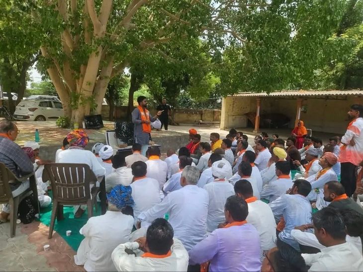 BJP Dist President Nareshbhai Thakor at Delvada Ashram Meeting