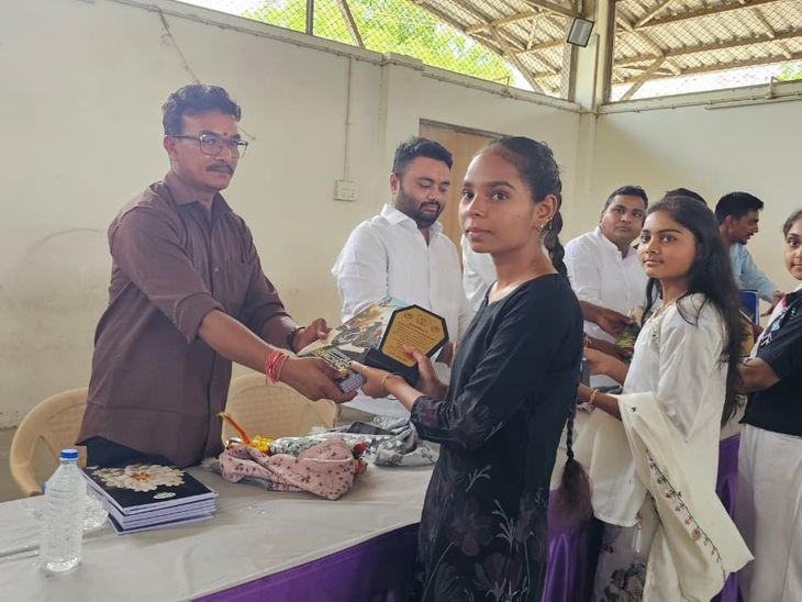 Vasodra Students Honored | Taluka District Officials Attend