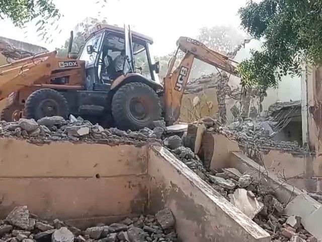 Jamnagar Mahanagarpalika Demolishes Old Balmandir | Lakota Lake ...