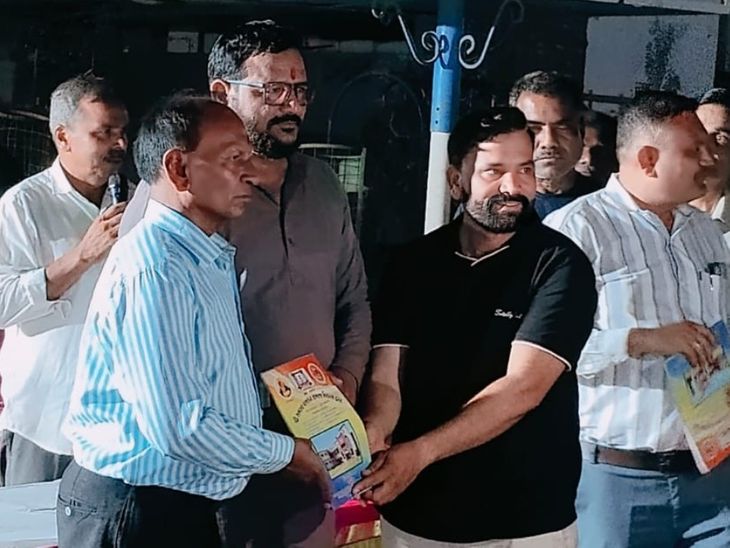 Surendranagar Mayor-Member Honored With 1000 Books & Pens
