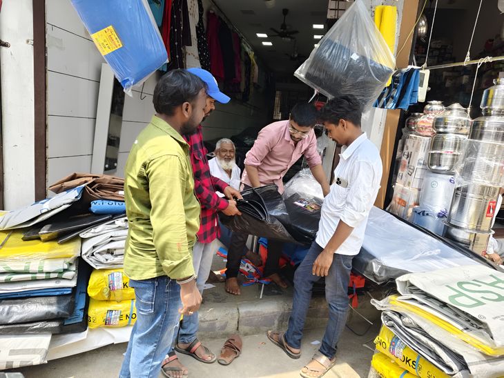 Crowds in Dabhoi to buy plastic to cover kutcha houses