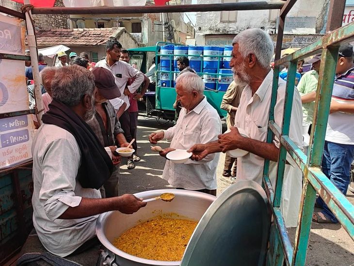Surendranagar Food Distribution: Project Annapurna by Rotary Club