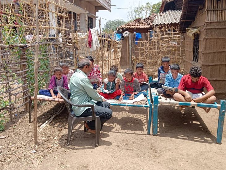 Anil Guruji Teaches Kids Via Activities | Boridra Primary School