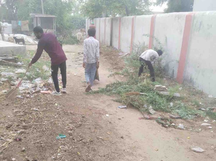 Kothwada Village Cleanliness Drive; Sarpanch Leads Public Road Cleaning ...
