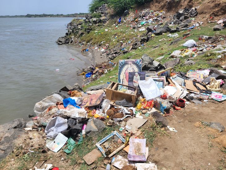 Statues and photos of God placed on the banks of Narmada in Borbhatha