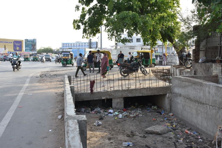 Traders are disturbed by the narrowing of the drain, the accumulation ...