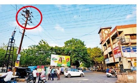 11 KV live wire broke on Hospital Road