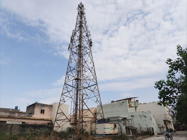 Public demand to remove 20-year-old dangerous mobile tower in ...