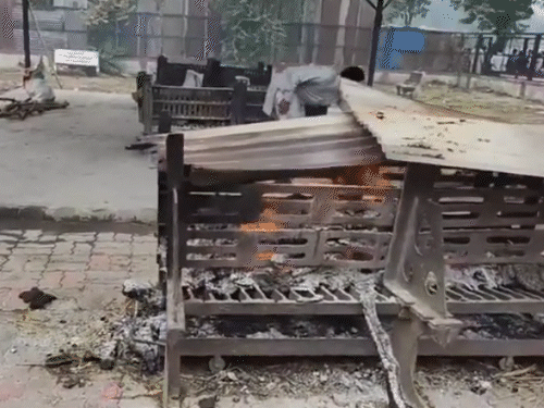Vadodara Khaswadi Shamshan: Tin Sheds During Rain Amidst Difficulties