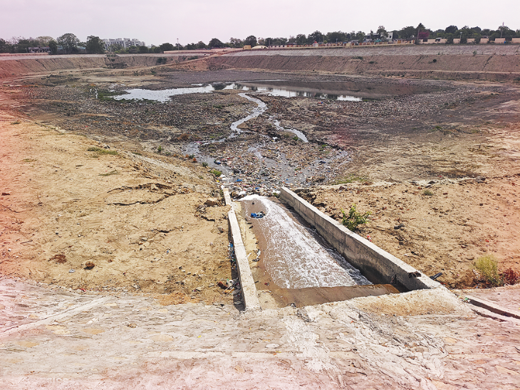 Mansarovar Lake filled with plastic waste after 1 inch of rain in ...