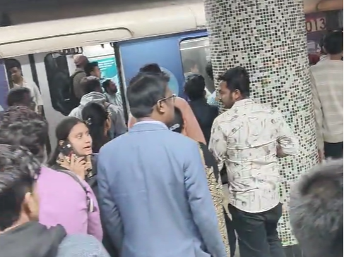 Fire scare at Kolkata Metro, Dakshineswar-Bound train halted at ...