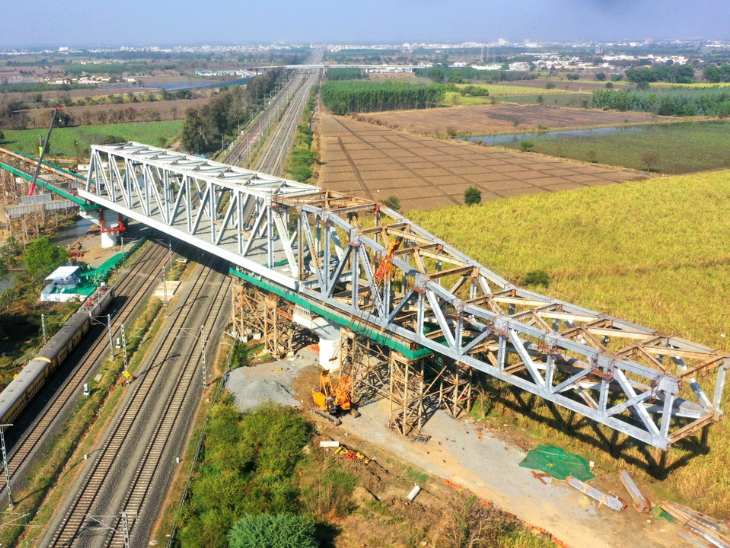 NHSRCL installs major steel bridge for Mumbai-Ahmedabad Bullet Train ...