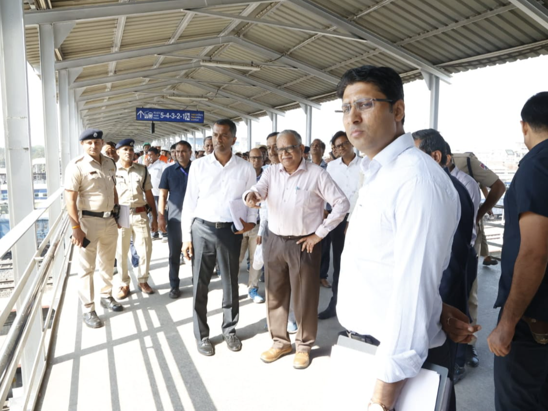 Western Railway GM Ashok Mishra inspects Surat stations: Reviews ...