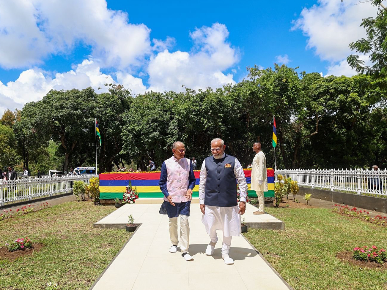PM Modi presents OCI cards to Mauritius President, First Lady ...