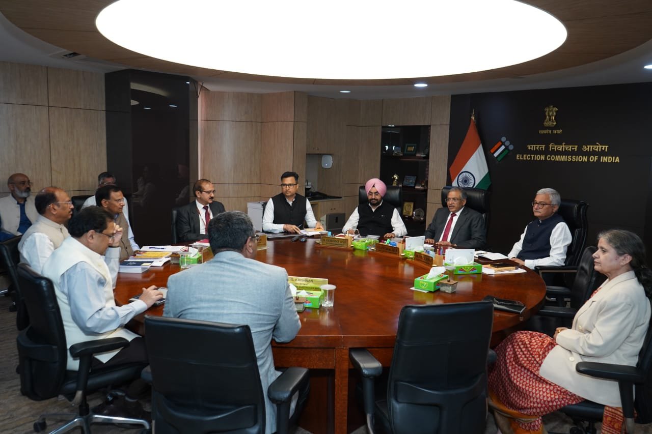 Election Commission, HM decide to link voter ID with Aadhaar Expert consultations on ...