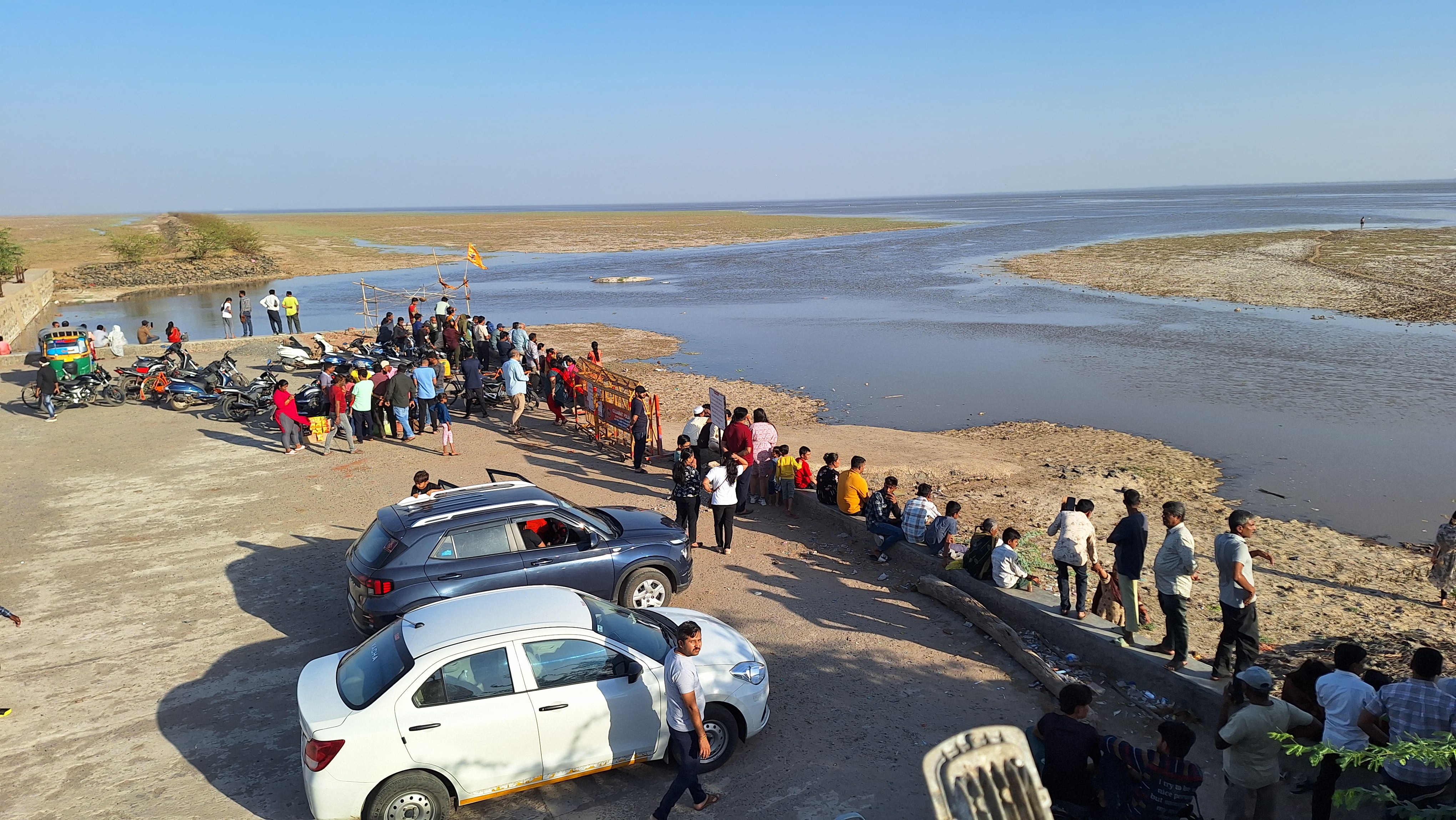 High waves rise again in Gujarat's Khambhat after 56 years; Fishermen ...