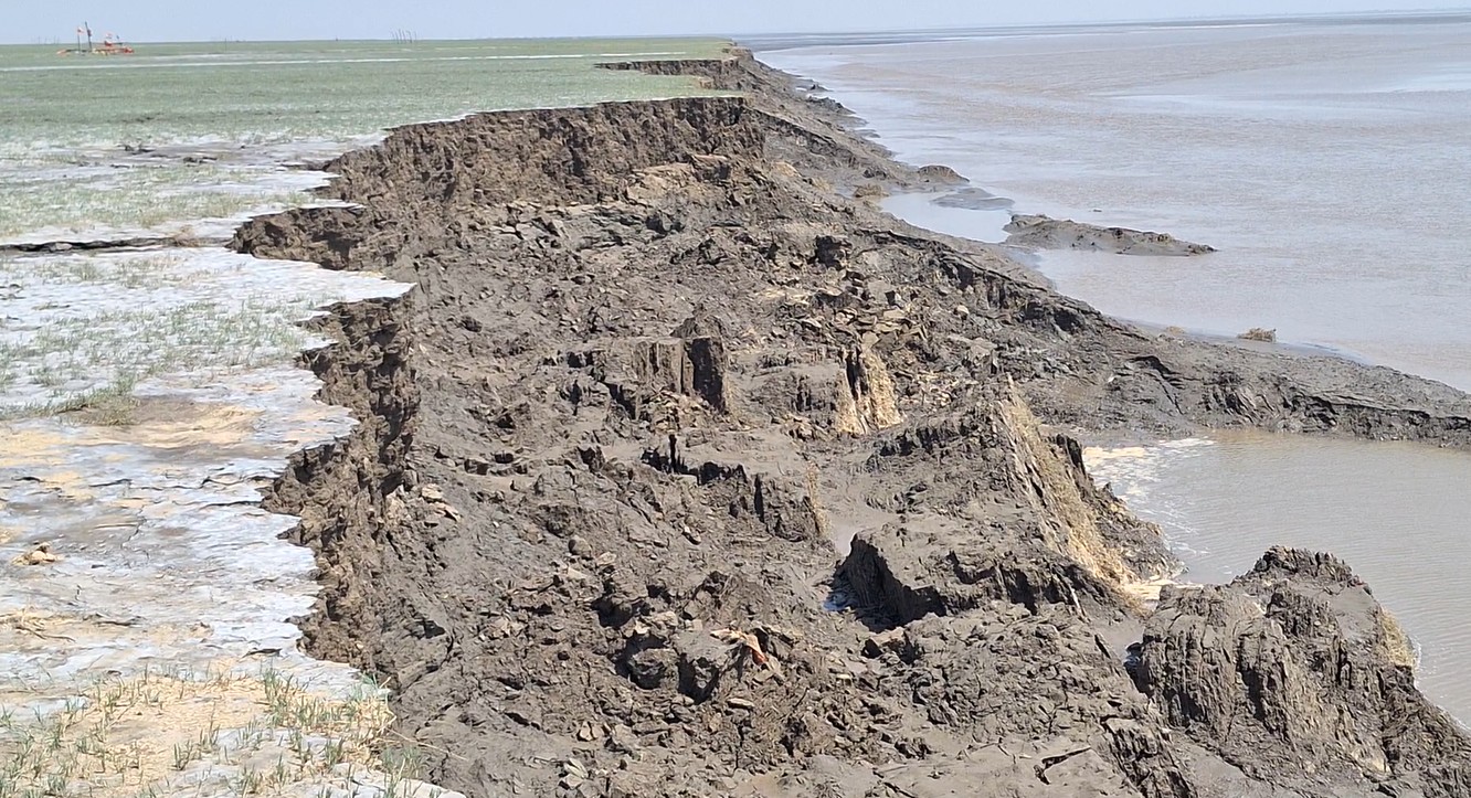 High waves rise again in Gujarat's Khambhat after 56 years; Fishermen ...